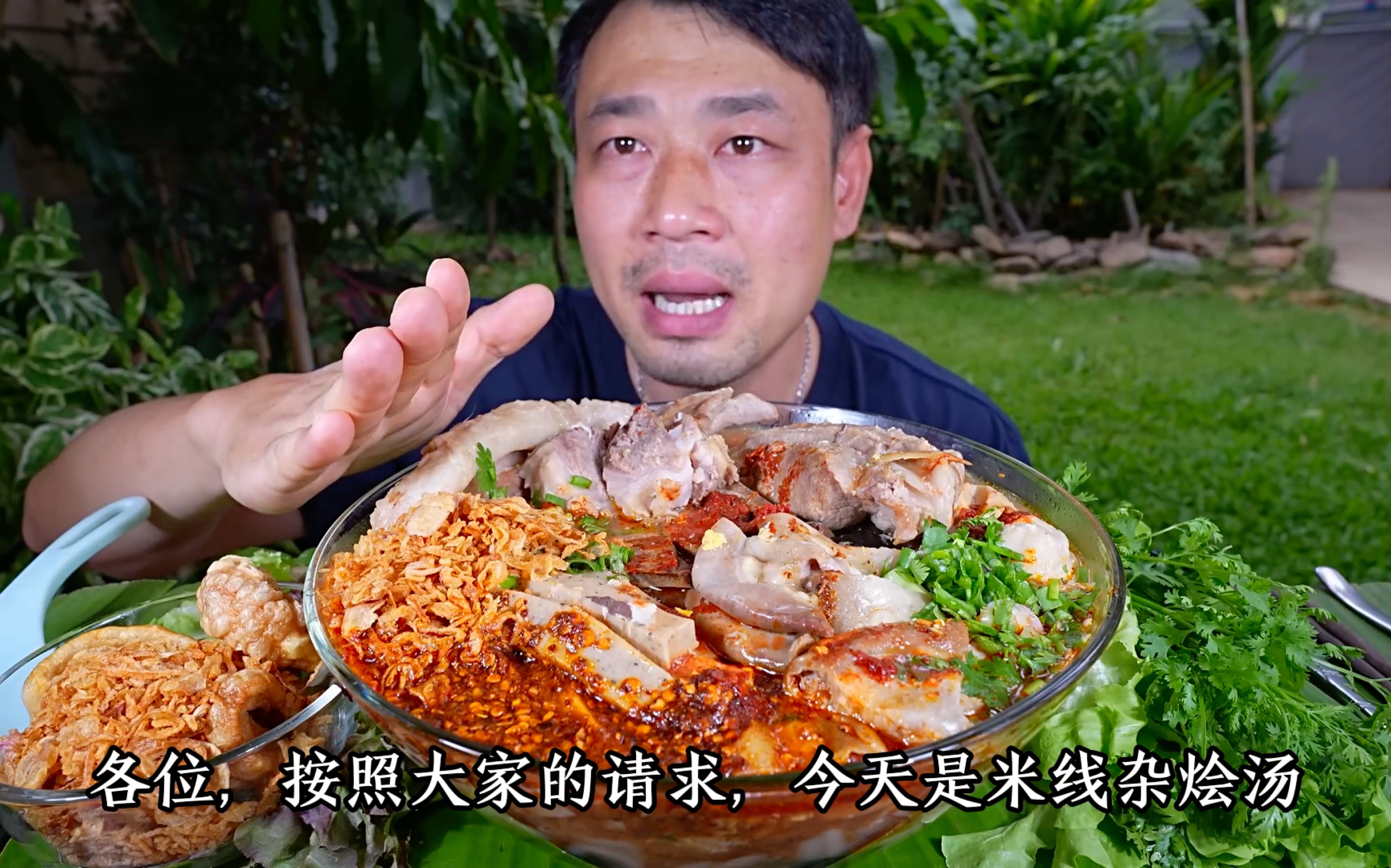 挑战两公斤米线大杂烩汤全部吃完【泰国Tomza 带你吃】配脆脆炸猪皮 中文字幕-泰国清迈阿月-泰国清迈阿月-哔哩哔哩视频