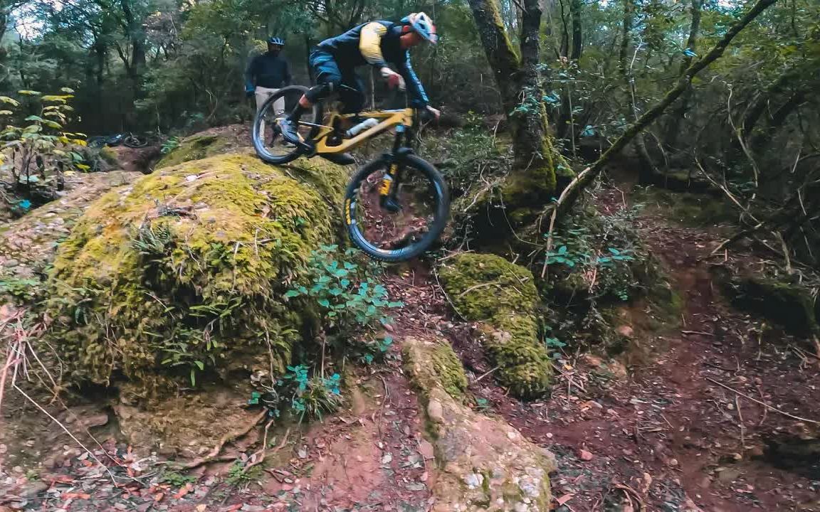【Alex Medina MTB】Bajando en MTB por donde Suben las Motos de Enduro_哔哩哔 ...