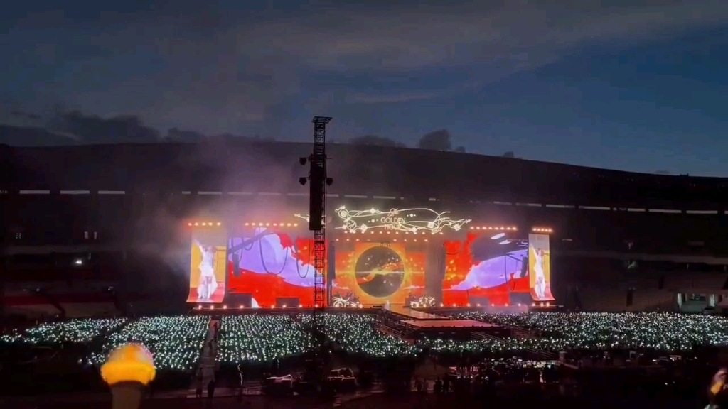 IU 演唱会 eight开场_哔哩哔哩_bilibili