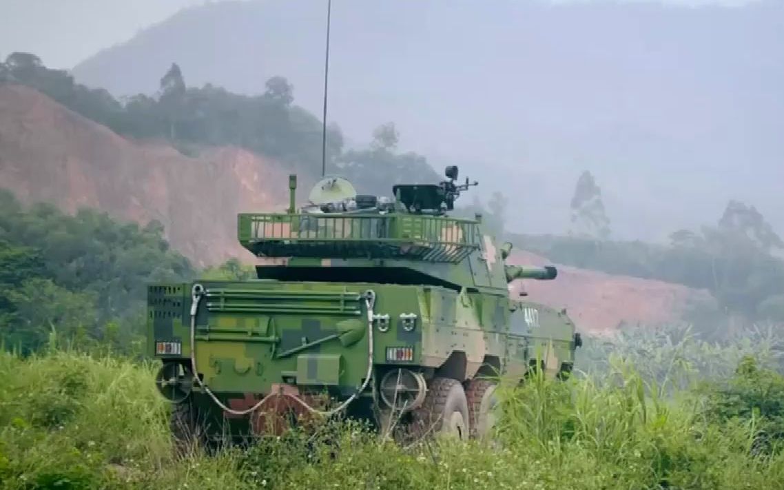 “HQ-17AE”在行驶状态下对空中目标进行攻击_哔哩哔哩_bilibili