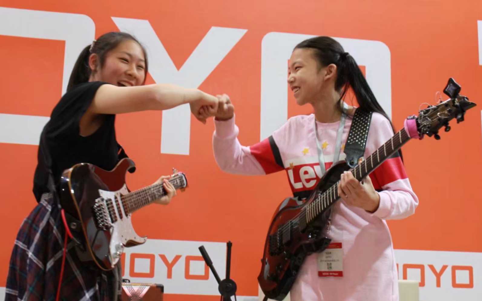 中日两位人气天才小美女吉他手合奏YOYO VS Li-sa-X翻弹Steve Vai & Orianthi的HIGHLY STRUNG ...