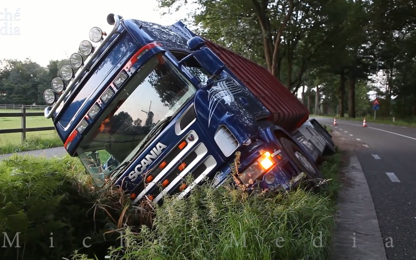 【Miché Media】(荷兰)Scania R500冲进路旁边沟_哔哩哔哩 (゜-゜)つロ 干杯~-bilibili