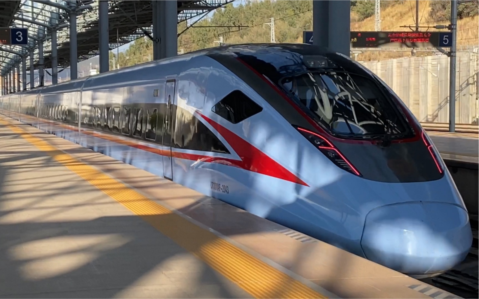 CR300AF-2043执跑D8728次列车！大理站发车！_哔哩哔哩_bilibili