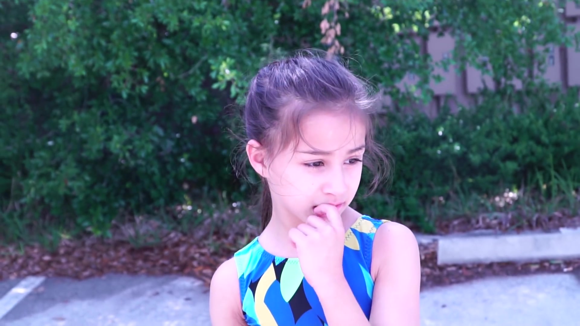 [七个体操女孩]Inside VS Outside Gymnastics Challenge| Sariah SGG_哔哩哔哩_bilibili