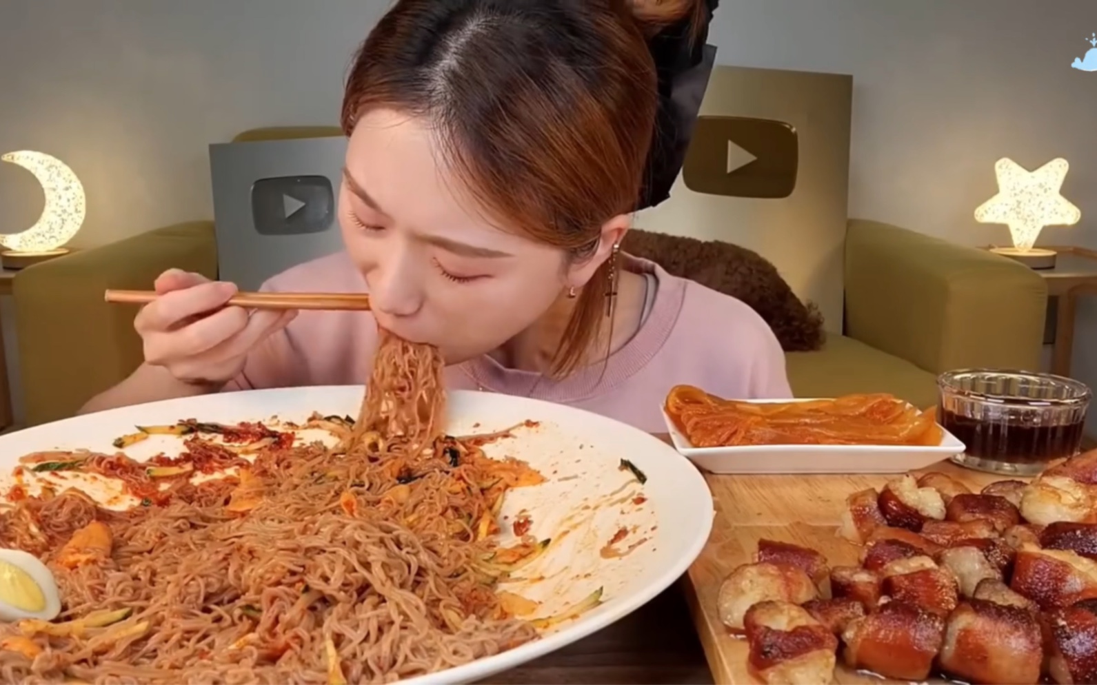 【只有吃和咽】Amiami 满油烤牛肠解腻拌冷面 咀嚼加速超过瘾！-微甜的鱼-微甜的鱼-哔哩哔哩视频