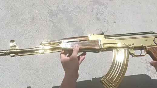 黄金AK在阳光底下能有多亮？_哔哩哔哩_bilibili