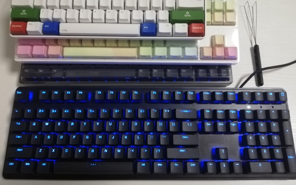 [开箱]悬浮式机械键盘ikbc R300开箱 灯效键帽详解 c87&poker2介绍&红轴银轴茶轴对比_哔哩哔哩_bilibili