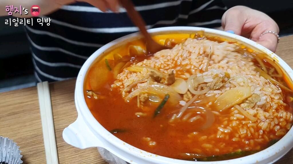 hamzy美食吃播：海鲜辣汤饭～！用来醒酒的最棒选择～（ft.煎饺）甜点是... - 哔哩哔哩