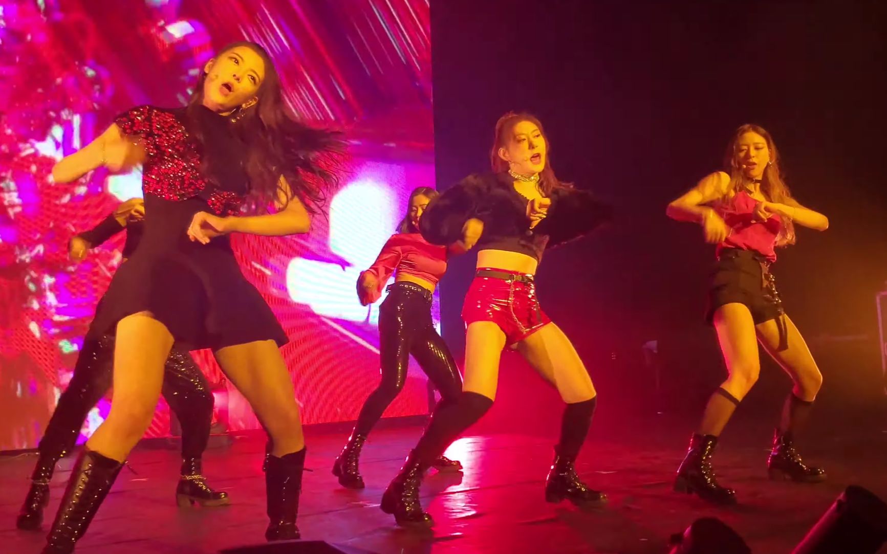 【ITZY】【4K】“TT” + “Hard Carry” @ 200121 Premiere Showcase Tour “ITZY ...