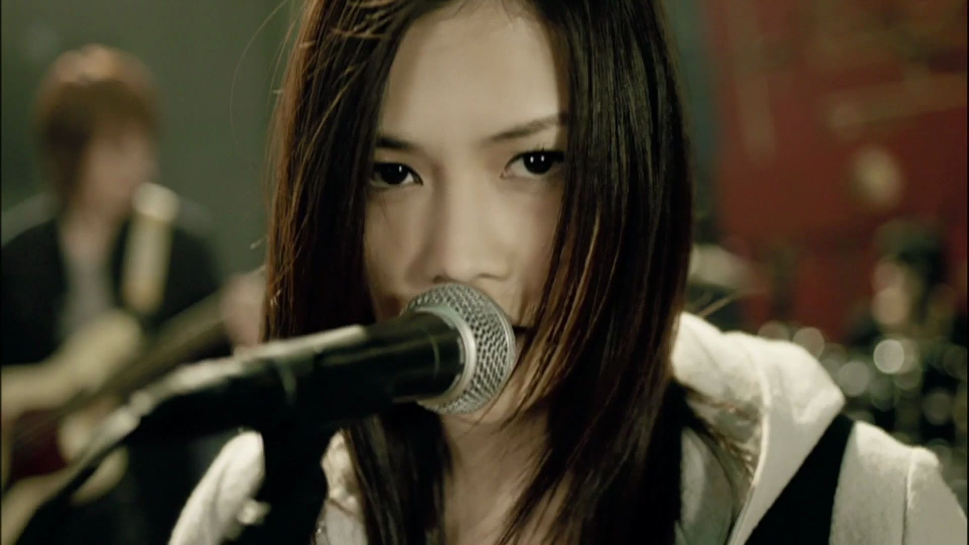 Yui 【 Again】就这样听她唱真好，满脑子都是回忆。歌词脑补啊。_哔哩哔哩_bilibili