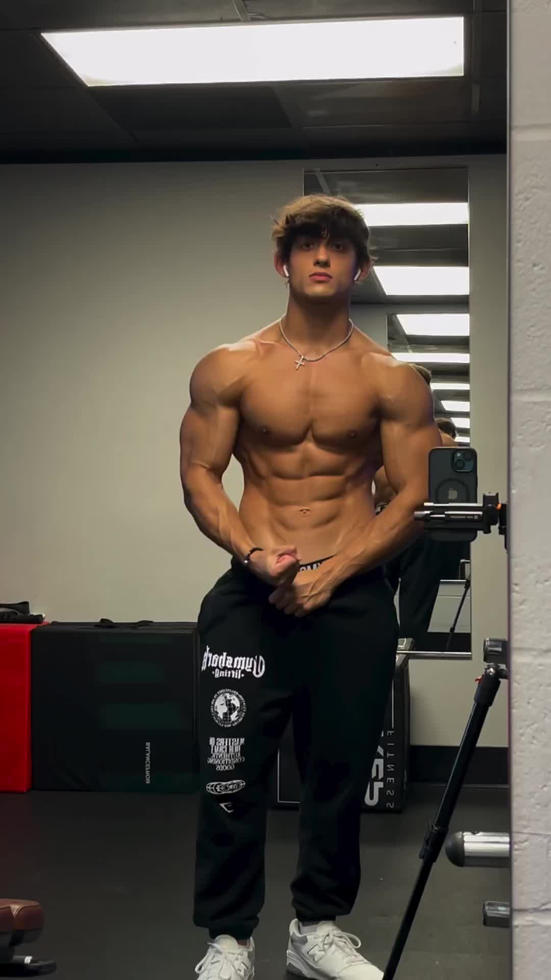 02年的俄罗斯腕力新秀腕力冠军Akimbo_69-h1de2-精神氮汞-哔哩哔哩视频