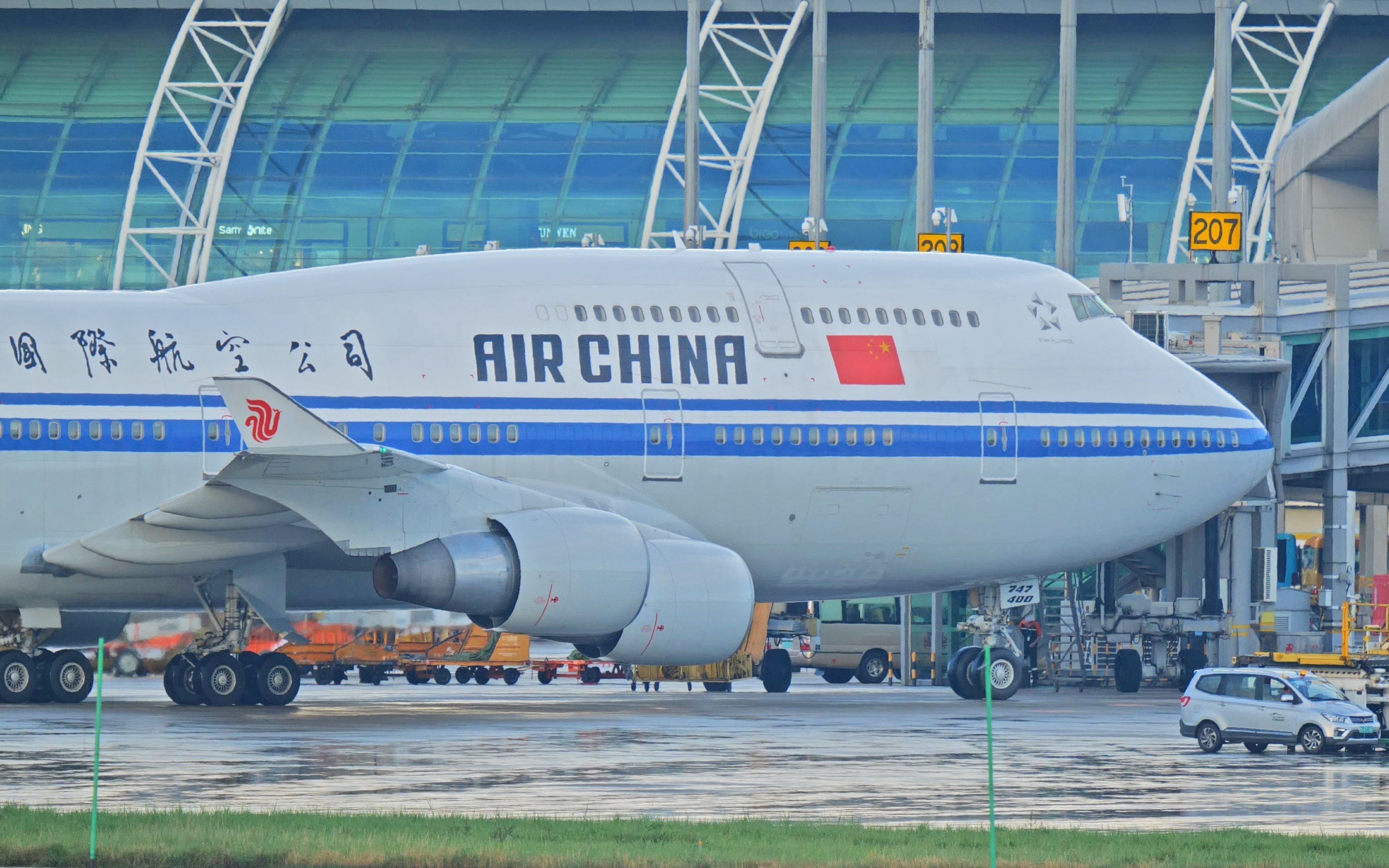 刚下完雨，国航B744降落机翼产生了“白雾”_哔哩哔哩_bilibili