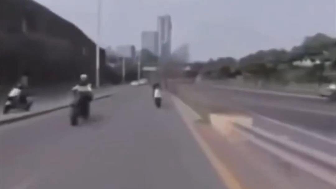 逆行骑车很危险-iamnabins官方频道-iamnabins官方频道-哔哩哔哩视频