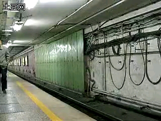 【搬运】国内准B型地铁列车的祖宗，北京地铁2号线老车BD1型车T130车组进宣武门站_哔哩哔哩_bilibili