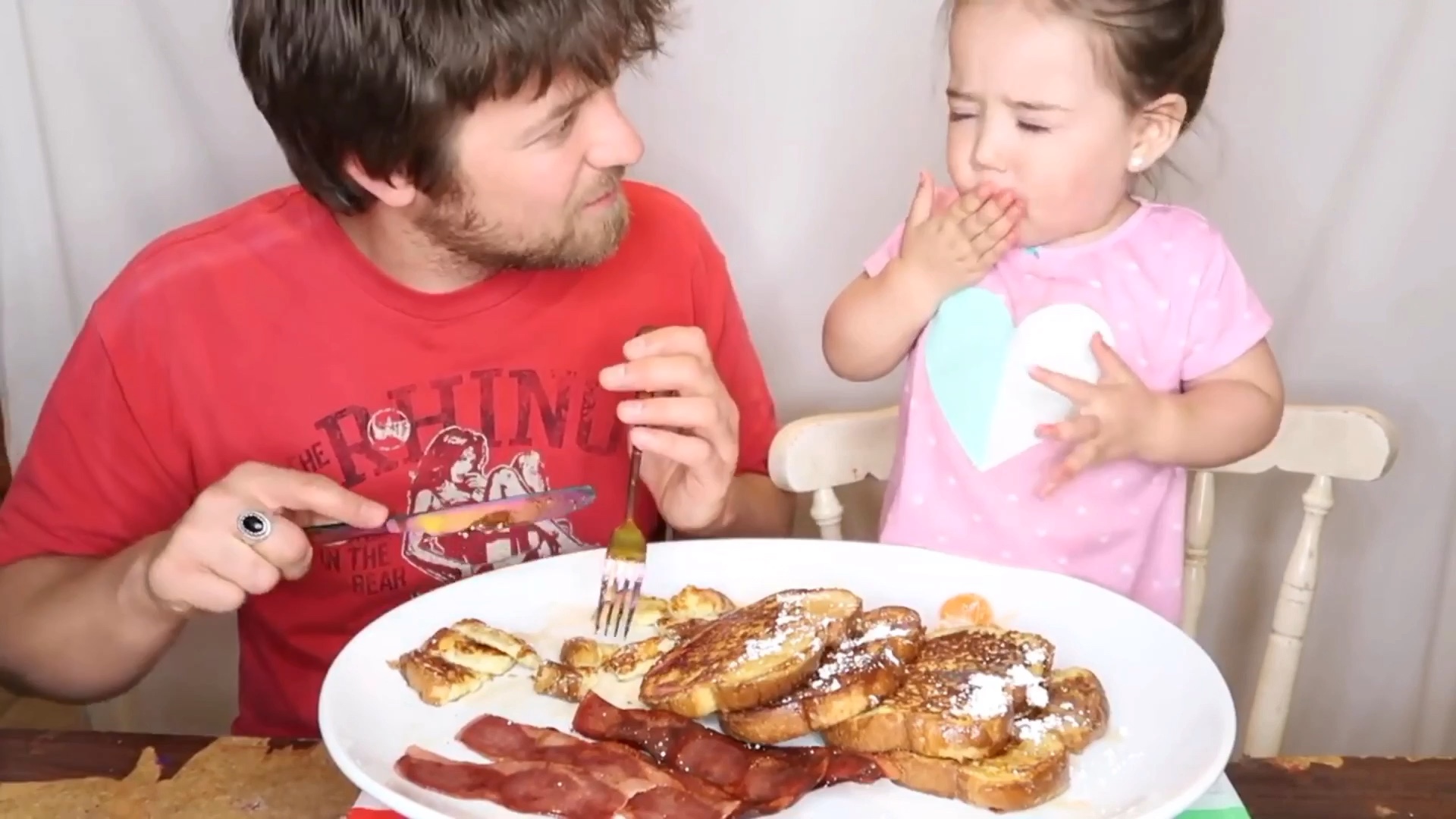 Candoos 吃播」天使妹妹beatix和爸爸吃烤土司和土耳其培根！part1_哔哩哔哩_bilibili