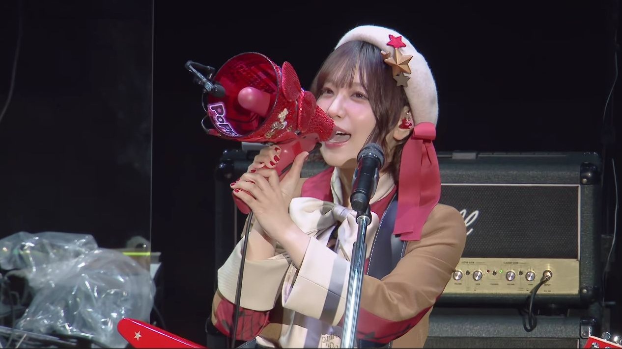 PPP新冰初登场的精彩时刻，『TARINAI』吉他×喇叭双核暴走现场！在PPP的十周年之路上，爱美用切换演奏姿势的瞬间定义了kirakira ...