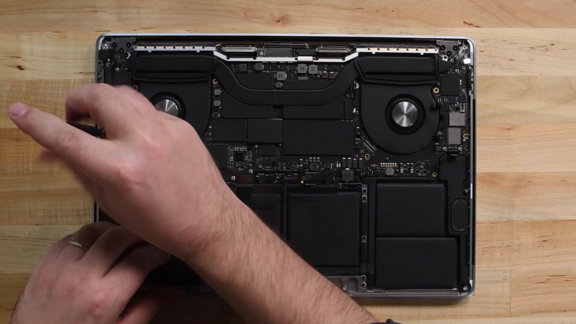 MacBook Pro 16英寸2019 拆解_哔哩哔哩_bilibili