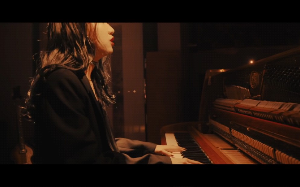 eill | SPOTLIGHT (Official Music Video)_哔哩哔哩_bilibili