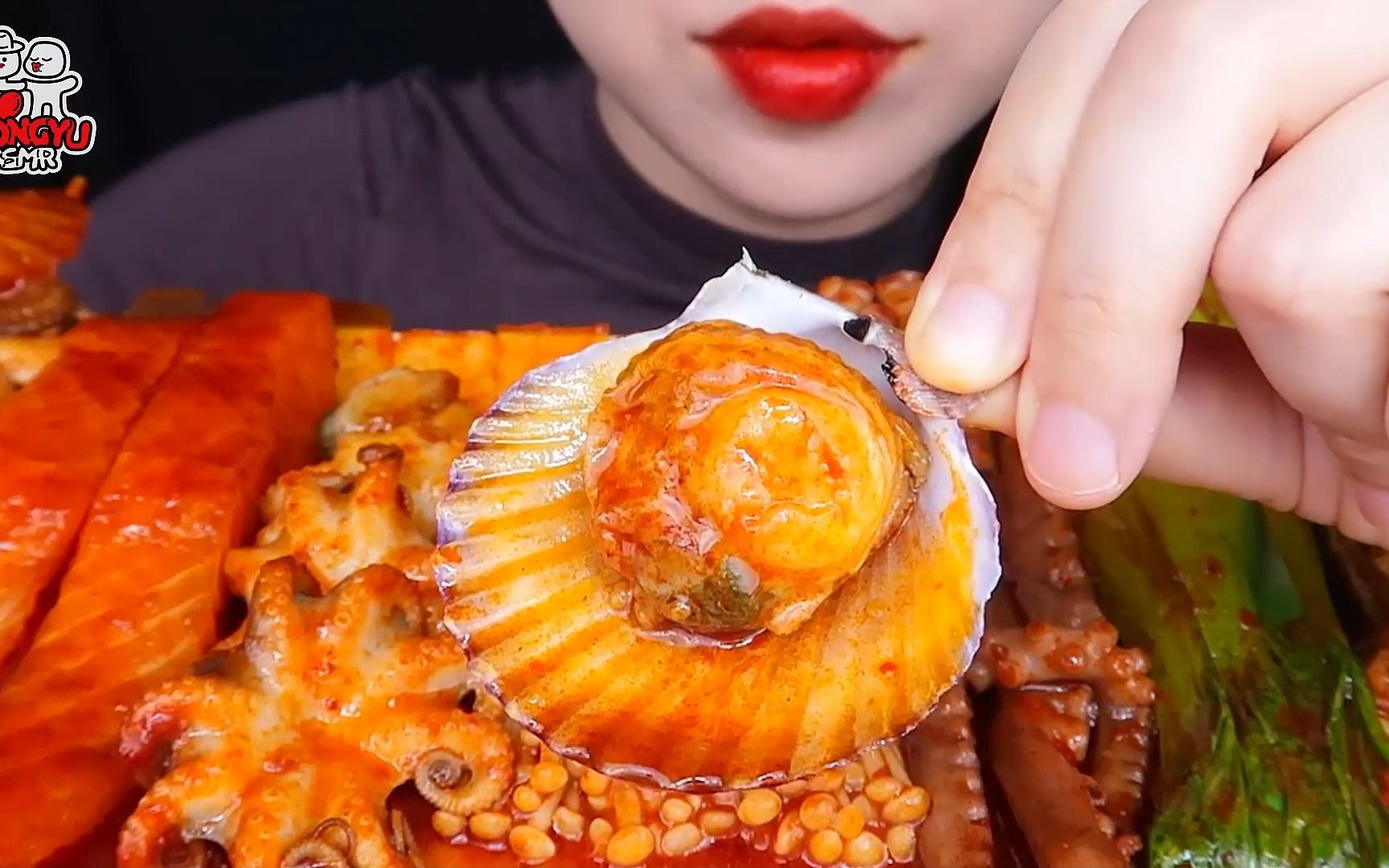 【大口吞咽丨咀嚼剪辑】Hongyu 麻辣辣的海鲜拼盘！章鱼+三文鱼+扇贝+金针菇~~-橘岛上的一粒瓜-橘岛上的一粒瓜-哔哩哔哩视频
