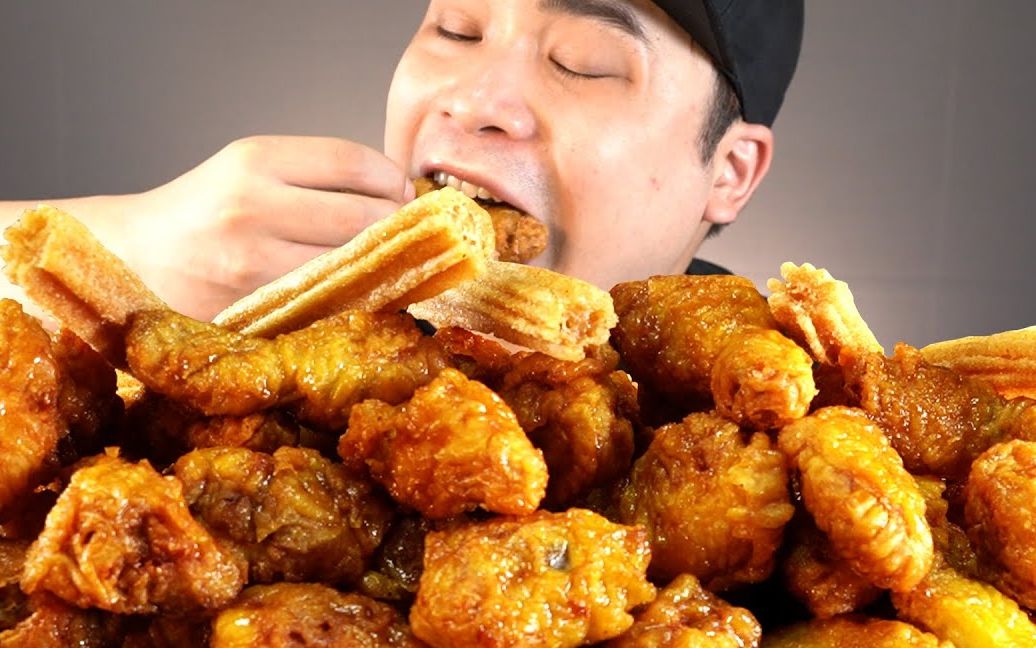【大口吃播】Ddeonggae 甜甜的蜂蜜炸鸡配上吉事果真的蛮好吃的鸭!_哔哩哔哩_bilibili