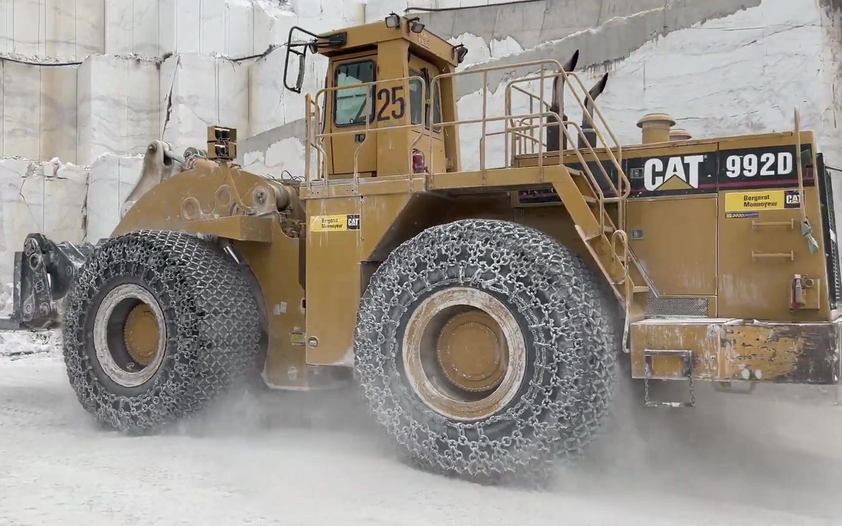 Cat 992D装载机大理石装车_哔哩哔哩_bilibili