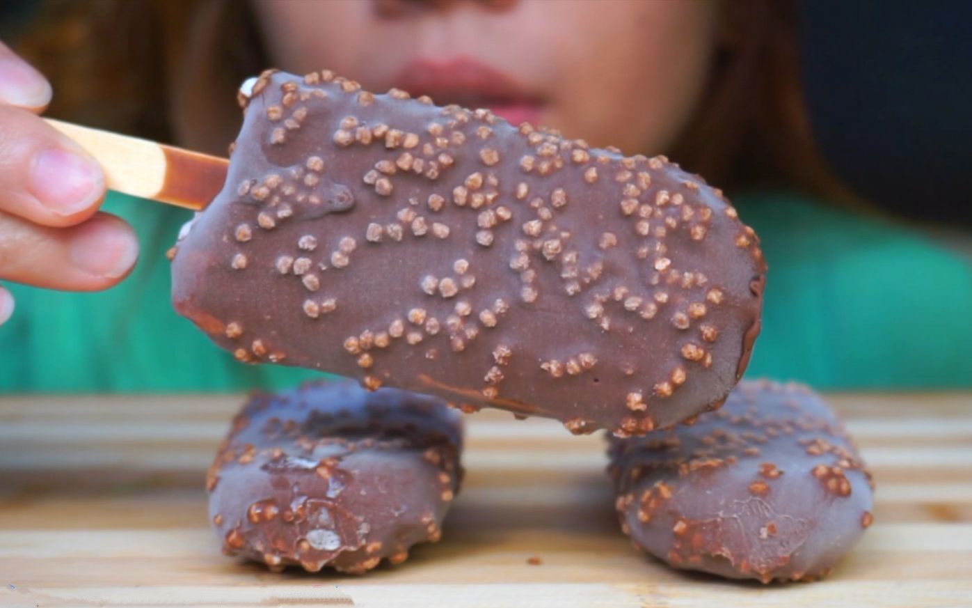 SA Eats ☆ 雀巢Crunch巧克力脆皮冰淇淋 ASMR食音咀嚼音（新）_哔哩哔哩_bilibili