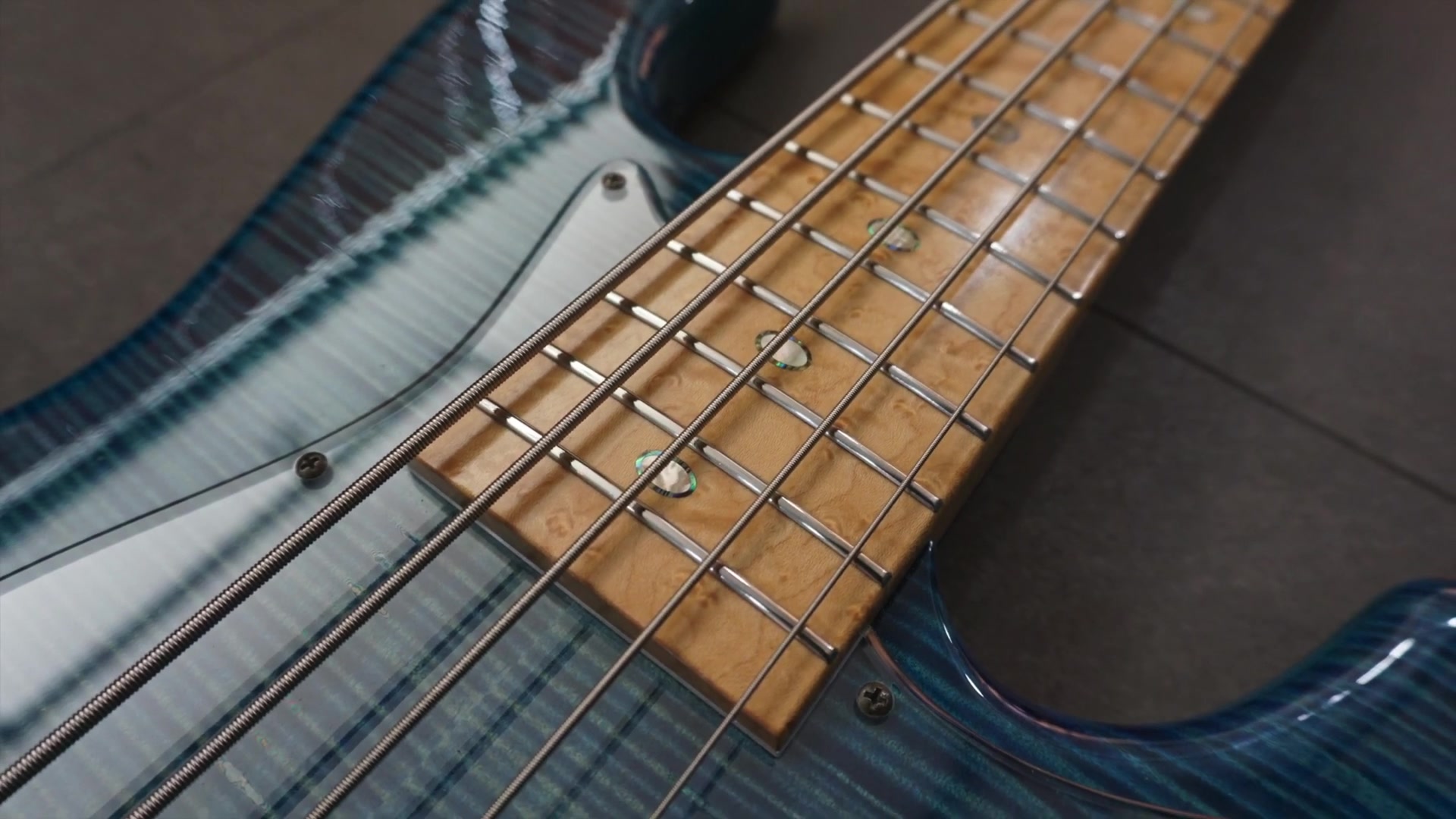 【Bass Guitars】- 日本顶级手工琴Freedom定制五弦音色演示-bilibili(B站)无水印视频解析——6li6在线工具箱