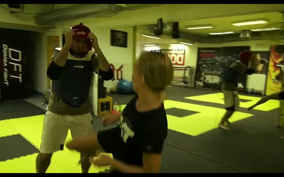 女斗短片：跆拳道姐姐Maria高踢腿踢活靶子练习-Kick老王-Kick老王-哔哩哔哩视频