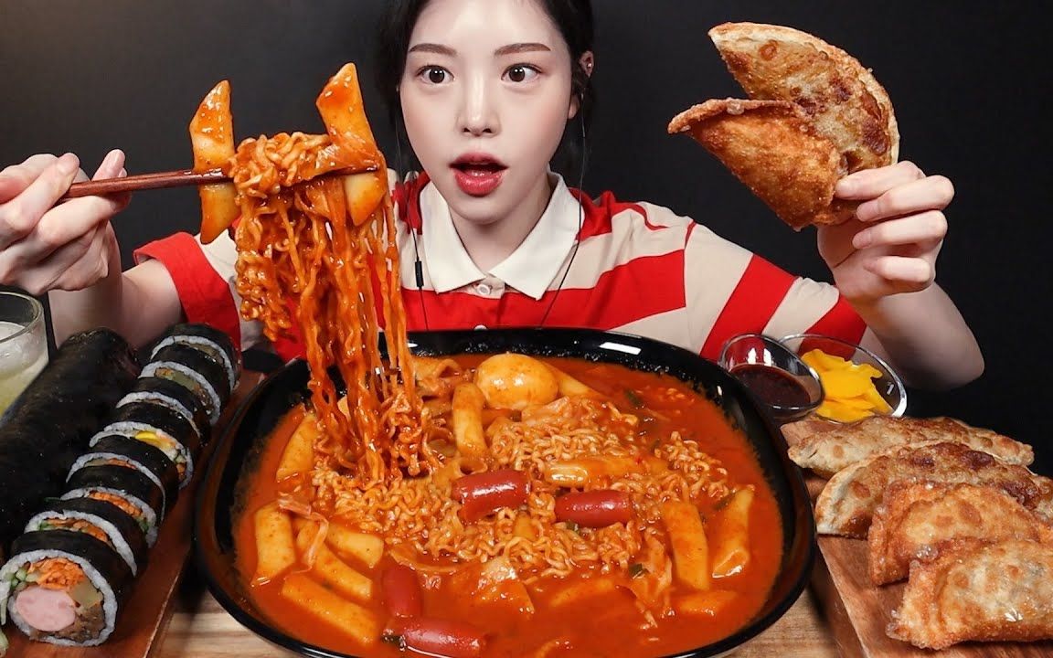 【Boki】小吃特辑！拉面年糕搭配炸饺子！还有整虾紫菜包饭！-亲爱的Boki-亲爱的Boki-哔哩哔哩视频