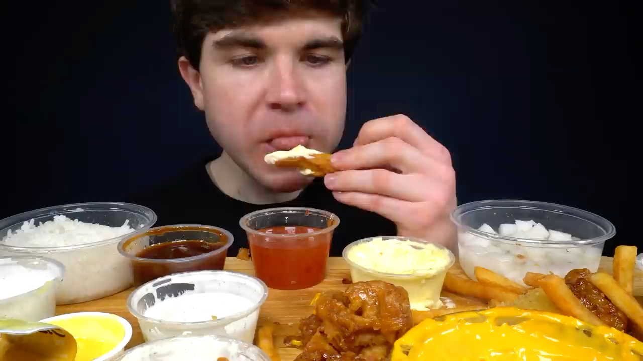 【Magic Mikey】吃超脆油炸鸡肉热狗面包和炸鸡薯条配奶酪酱-小火车翁翁翁-小火车翁翁翁-哔哩哔哩视频