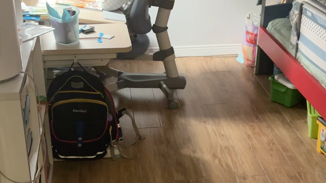 老师让小朋友看个视频，我骗他说老师能在视频里看到你的样子，于是我儿子不仅把桌面收拾的倍儿干净，这坐的还贼拉端正。我做的对吗？-zane妈 ...