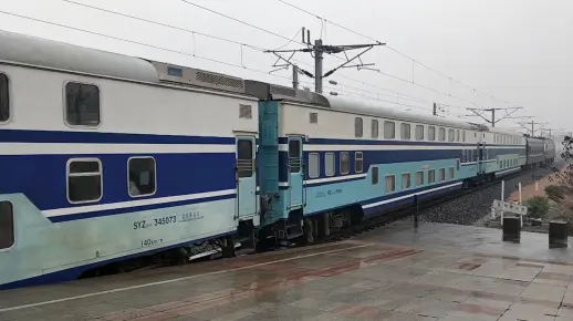 【铁路随拍】 最后那一抹湖蓝 稀有的上海局双层车(SRZ25K)运转 DF11-0386牵引 K8393(南京～如东)驶出泰州站_哔哩哔哩 ...