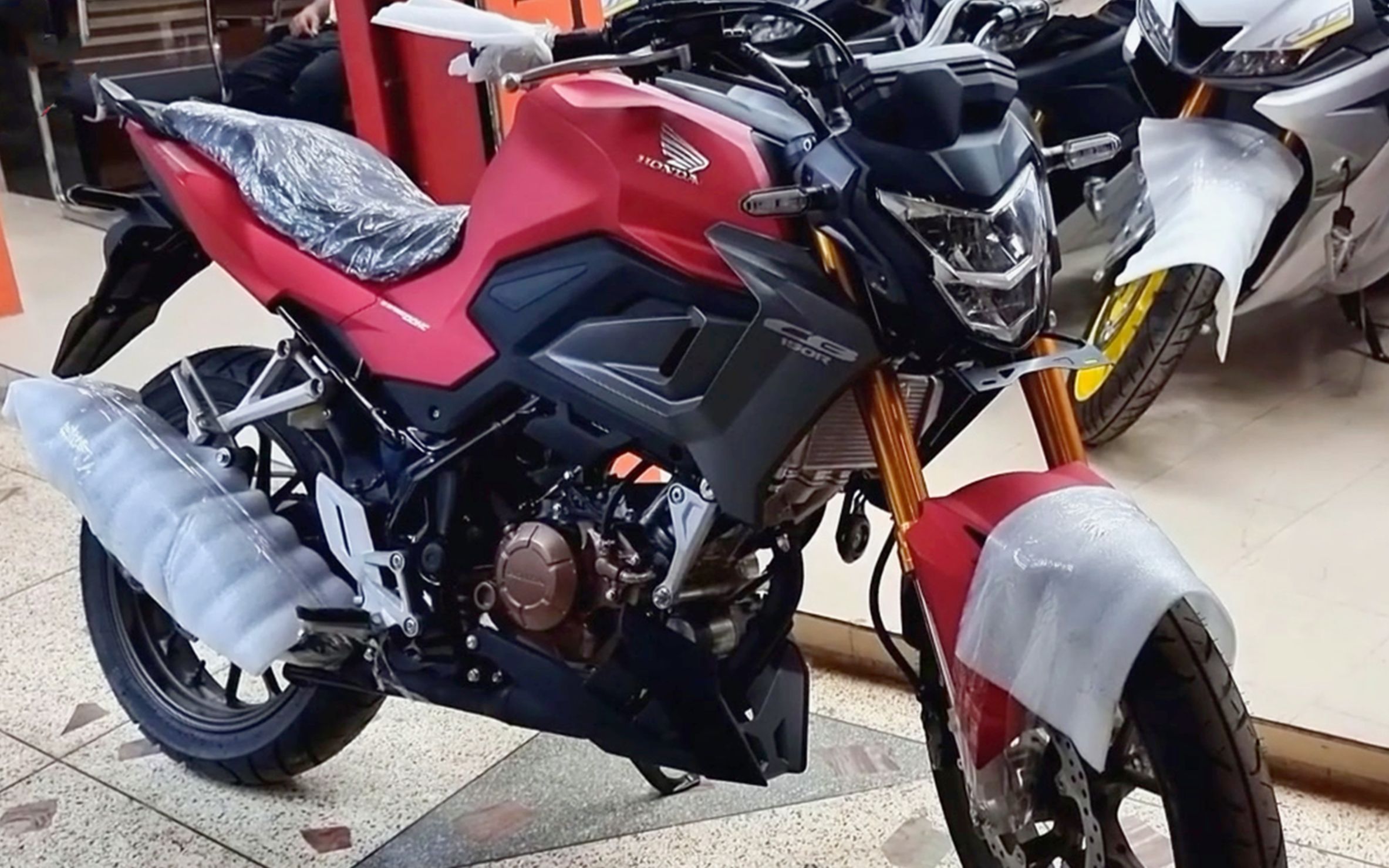 本田新款CB150R摩托介绍，高颜值油耗低，售价13800元，满油能跑480公里_哔哩哔哩_bilibili