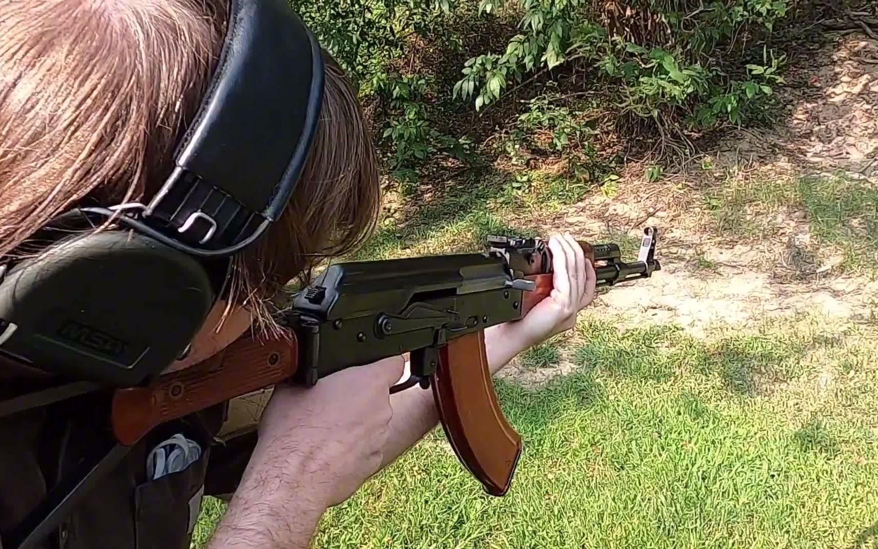 国产北方56S-2 AKS突击步枪，弹匣加弹射击测试，老外爱不释手_哔哩哔哩_bilibili