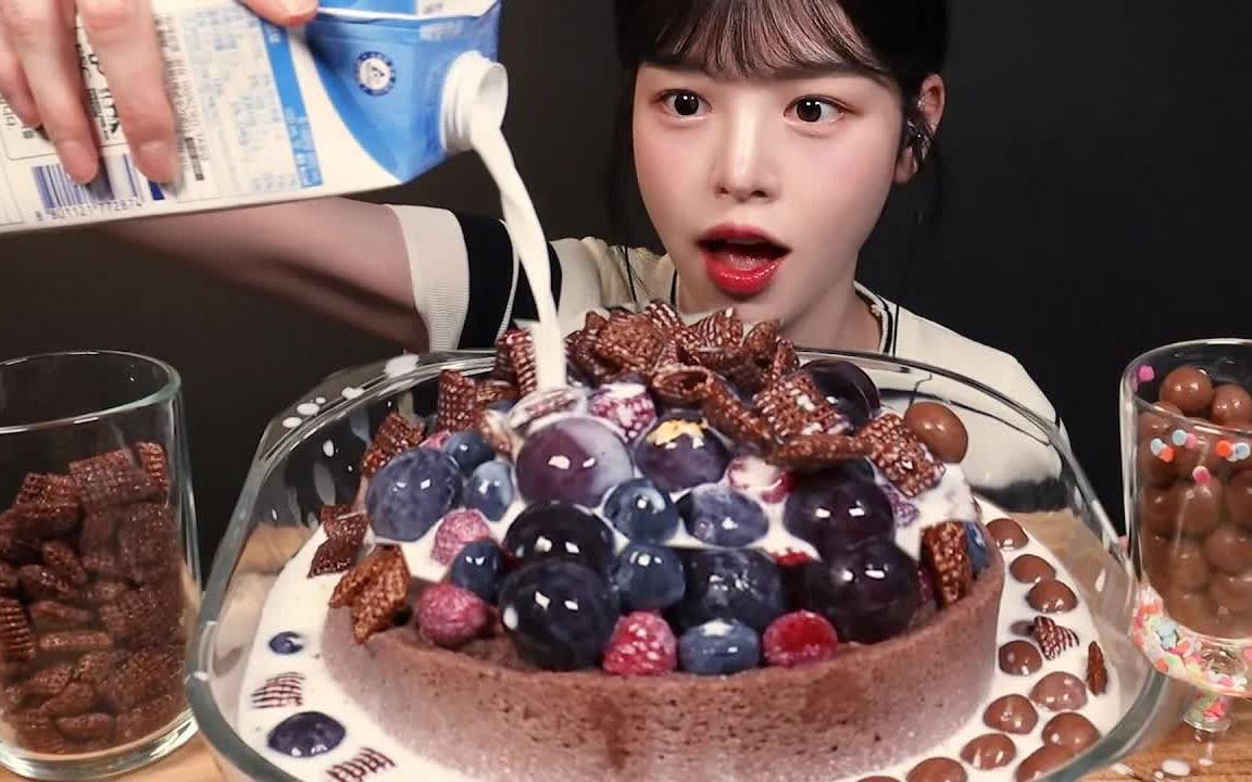 【Boki 中字】牛奶泡巧克力蛋糕，又浓又甜，太好吃了！！-BOKI小姐姐-BOKI小姐姐-哔哩哔哩视频