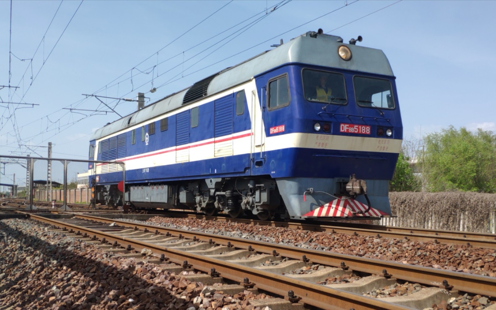 4月10日摄 DF8B-5188出库进正线_哔哩哔哩_bilibili